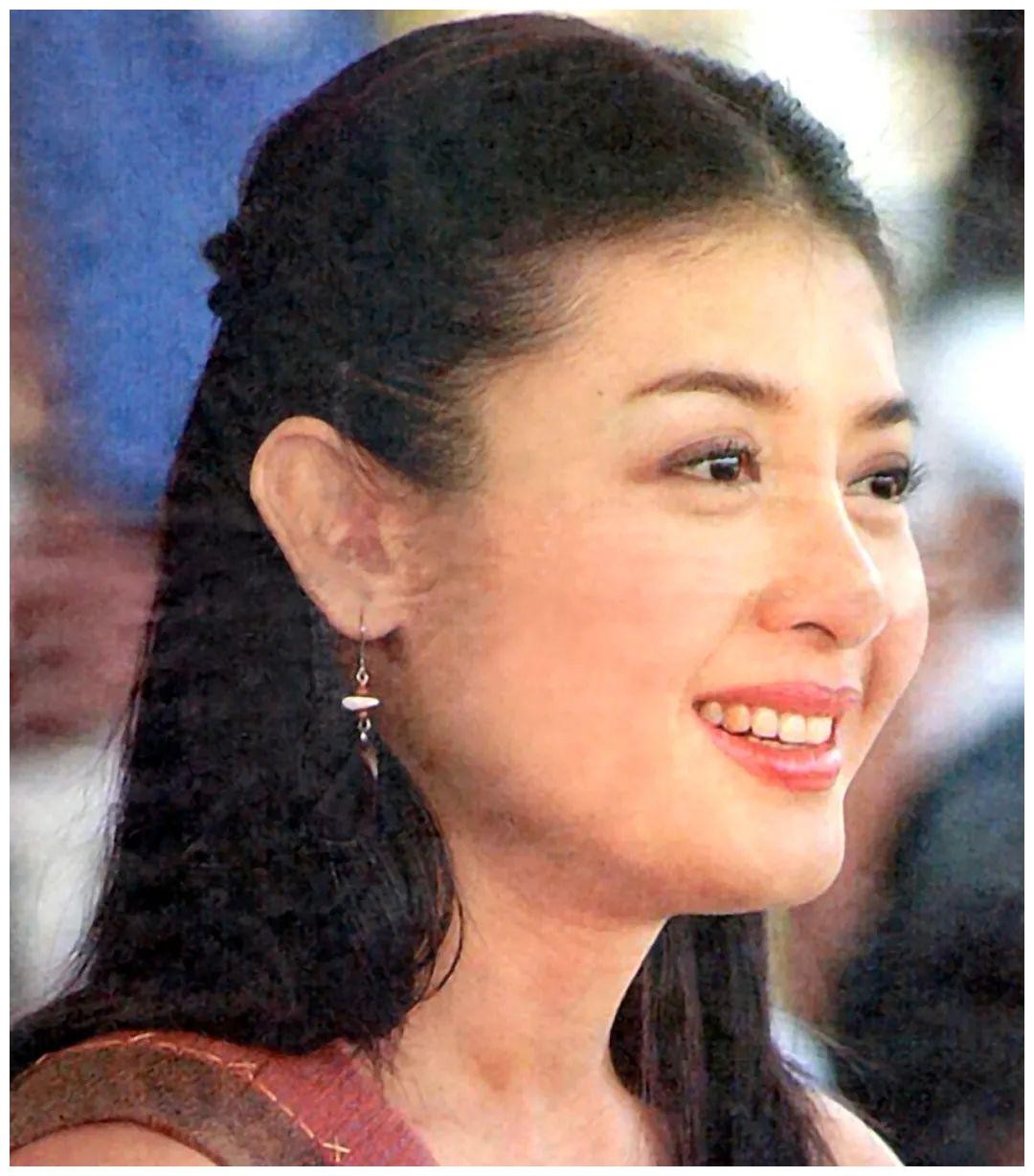 In 2014, the Thai princess lay naked on the ground to feed the dog, and was forced to become a ...