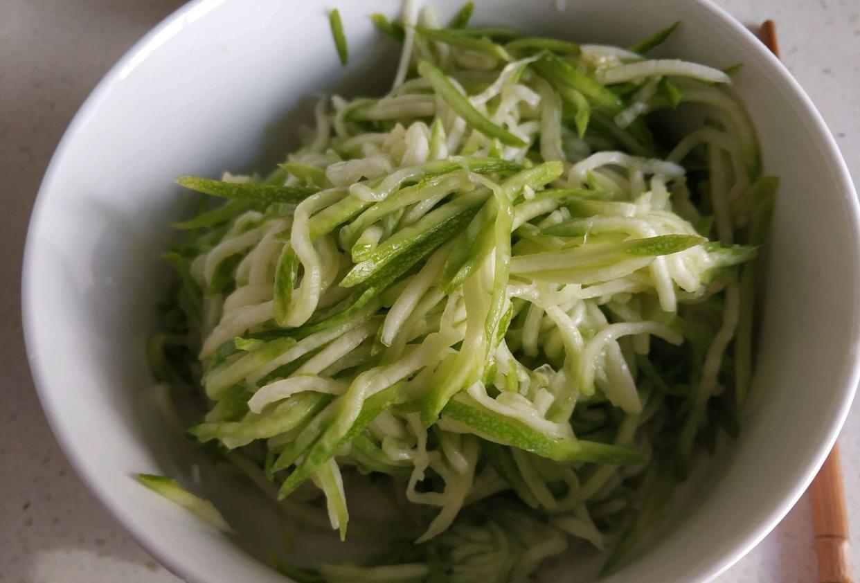 Shredded zucchini with horned squash in cold salad is really sour and ...