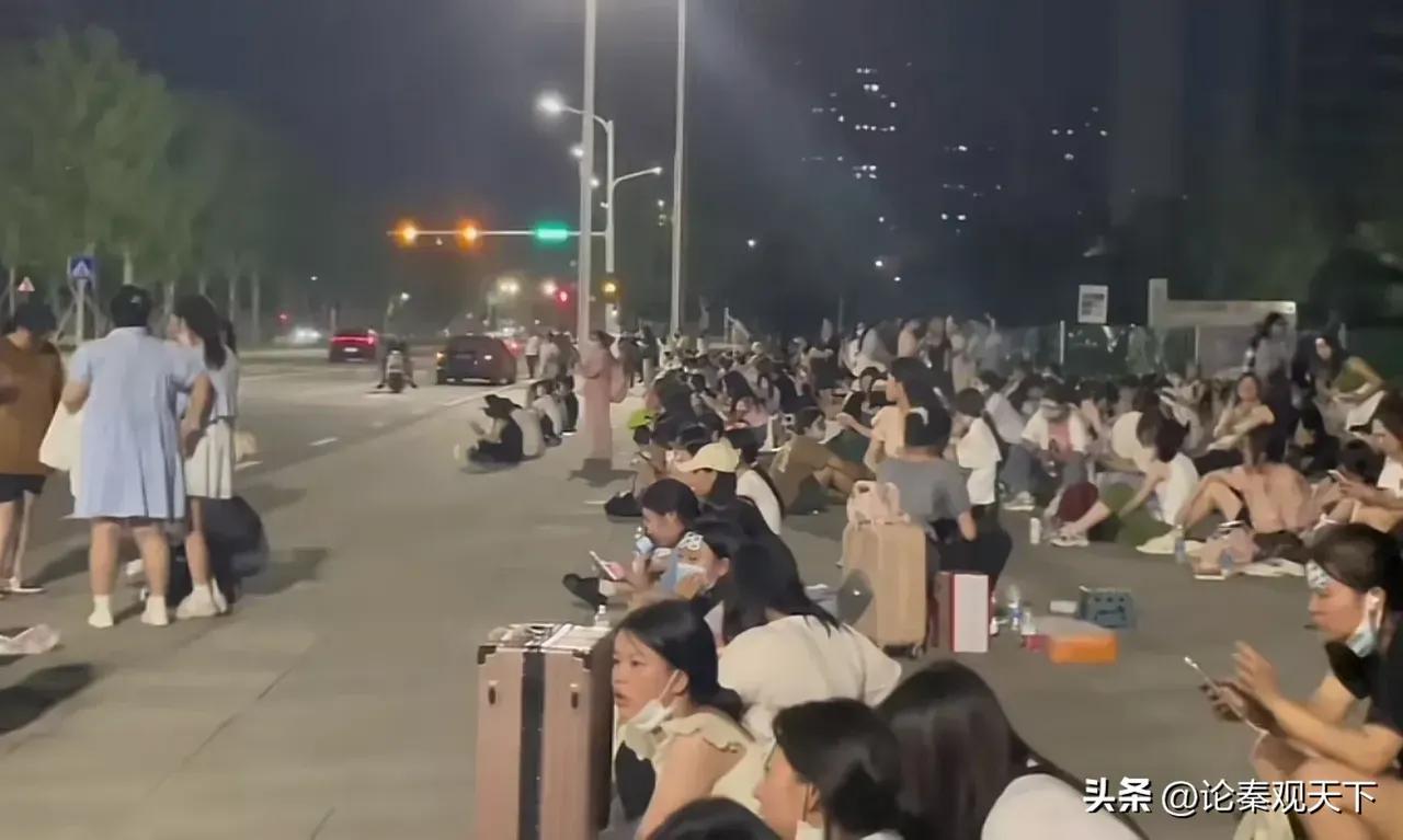 TFBoysICON fans are waiting for the concert in hot weather, showing ...