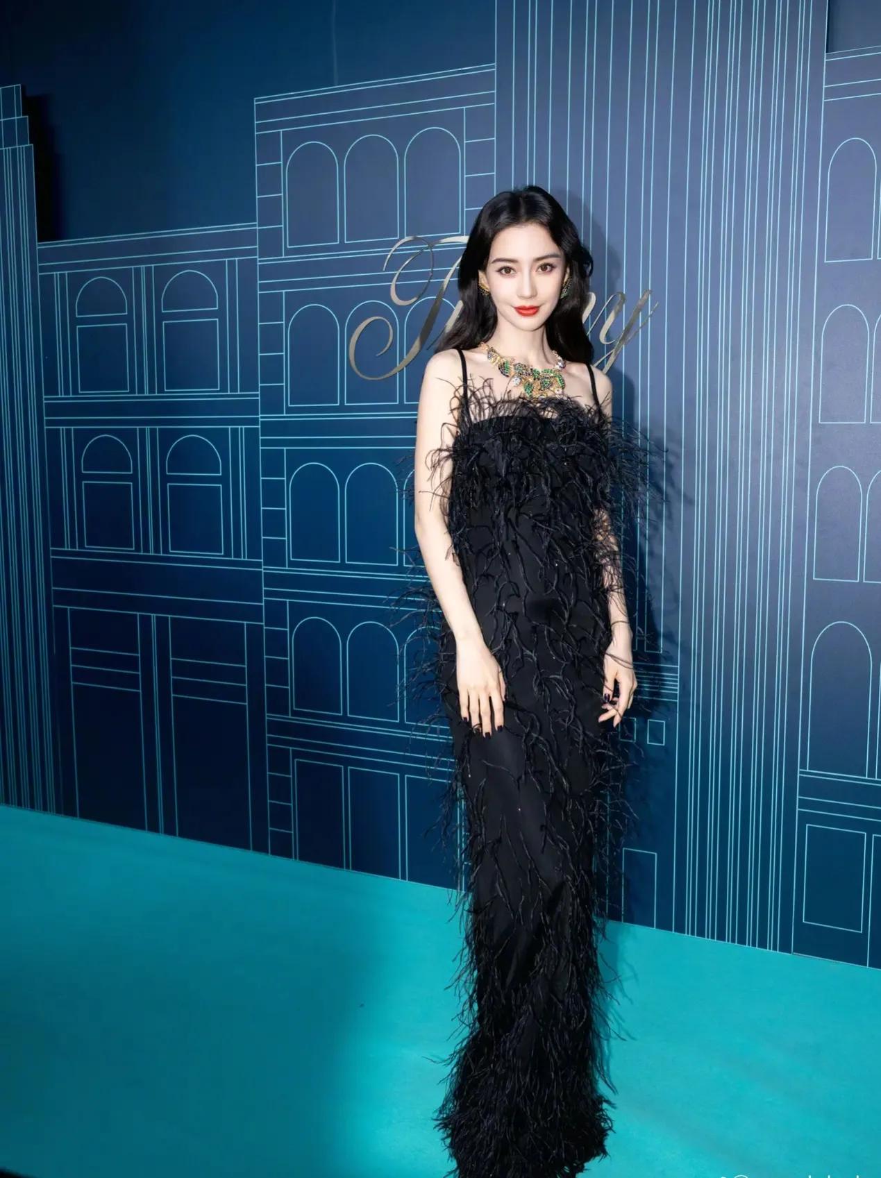 Angelababy has beautiful skin and long legs - iMedia