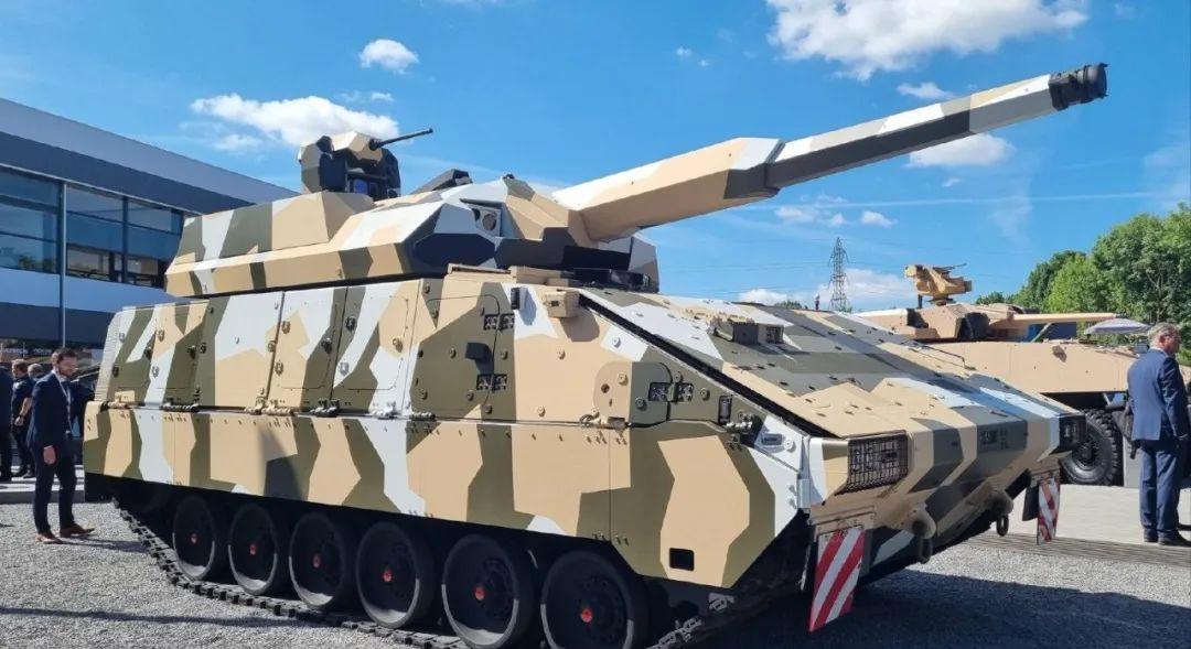 The new boxer dog tracked version of the armored vehicle incarnates ...