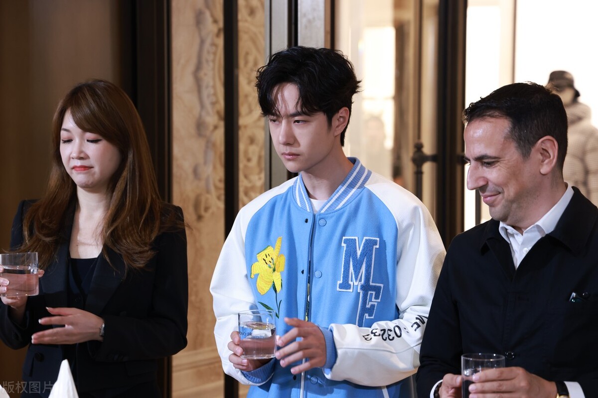 The top actor Wang Yibo attended the brand event, he looks so handsome ...