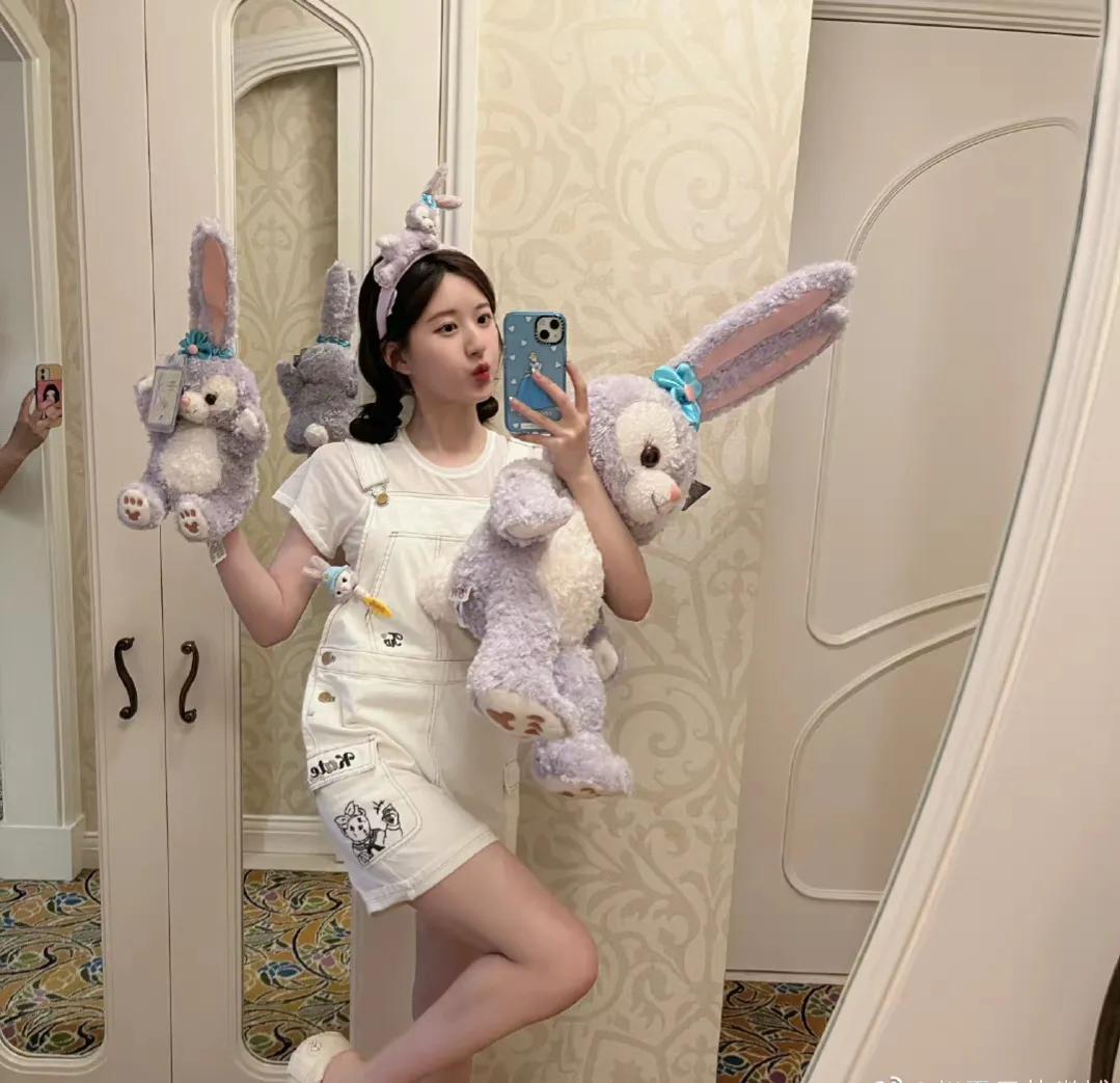 Zhao Lusi's outfits are full of vitality, sometimes gentle and ...