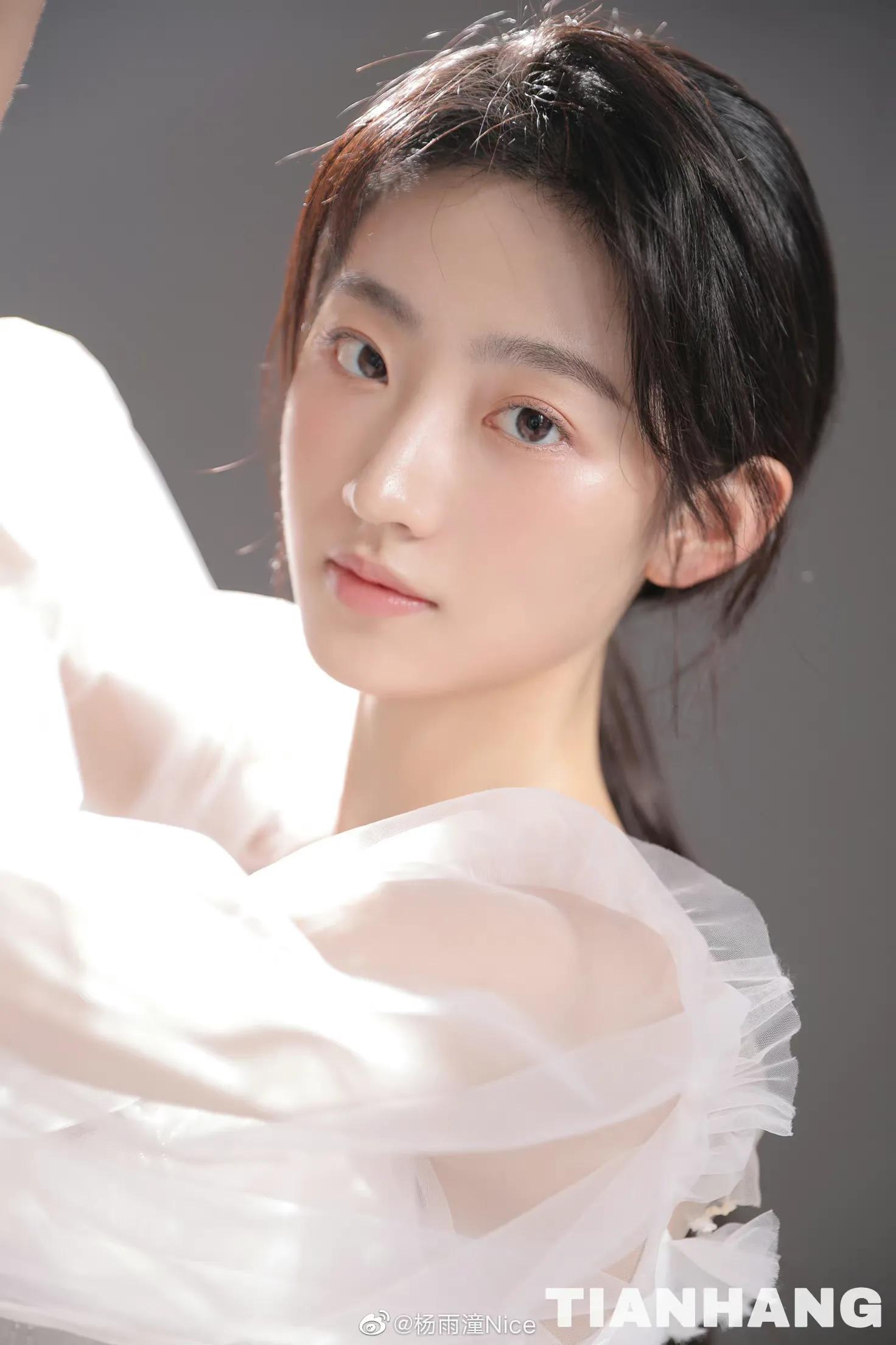 Beautiful picture of Yang Yutong - iNEWS