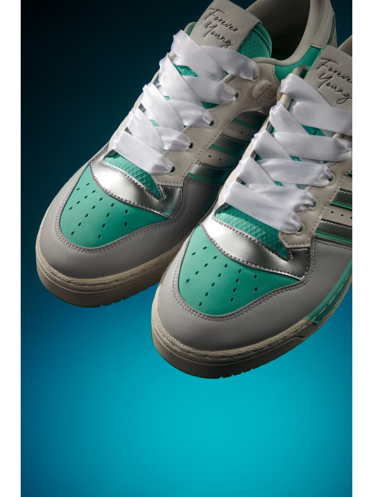 Adidas "Tiffany" color matching sneakers debut! Channel exposure! - iNEWS