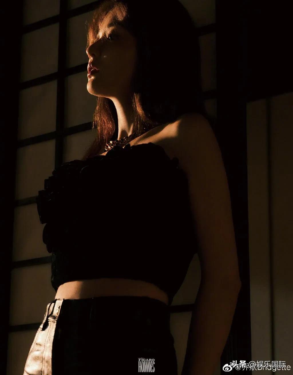 Qiao Xinxiu's slender shoulders and neck under the light and shadow of delicate facial features ...