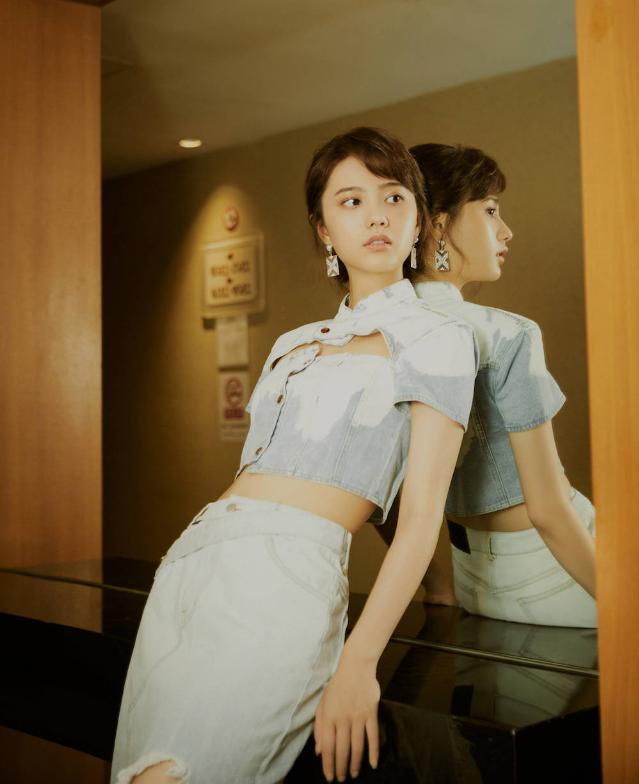"Tear a hole" denim shorts with ultra-short denim jacket, Jiang Peiyao ...