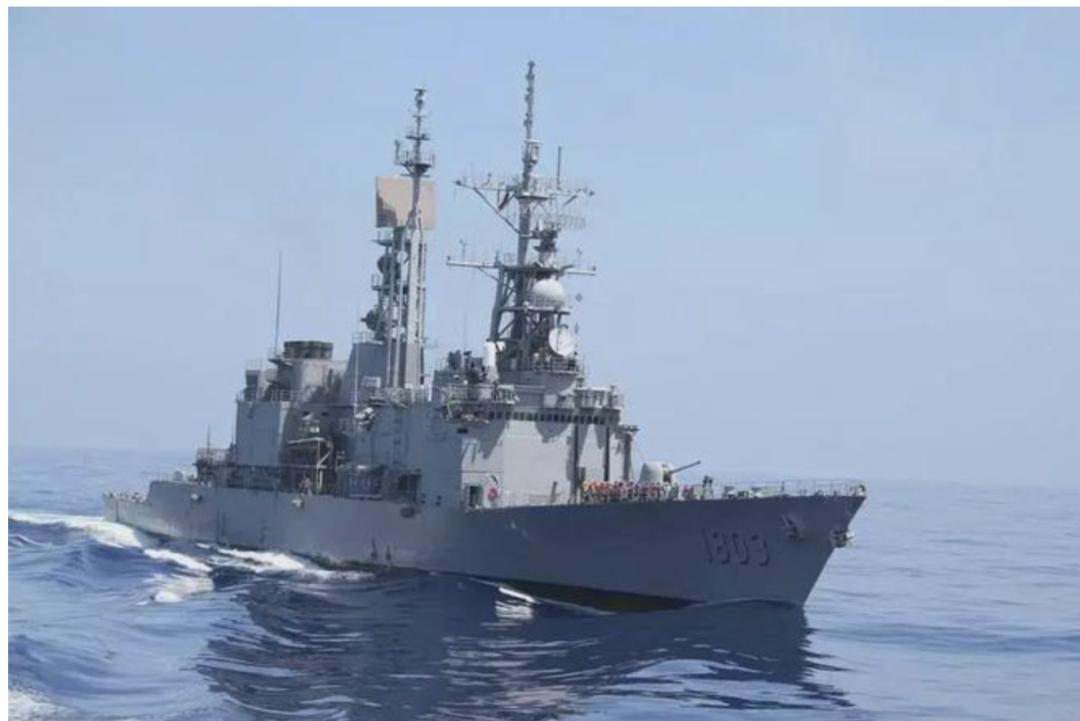 The Taiwanese army is dumbfounded! Taiwan's warship intercepted our 054A frigate, but was ...