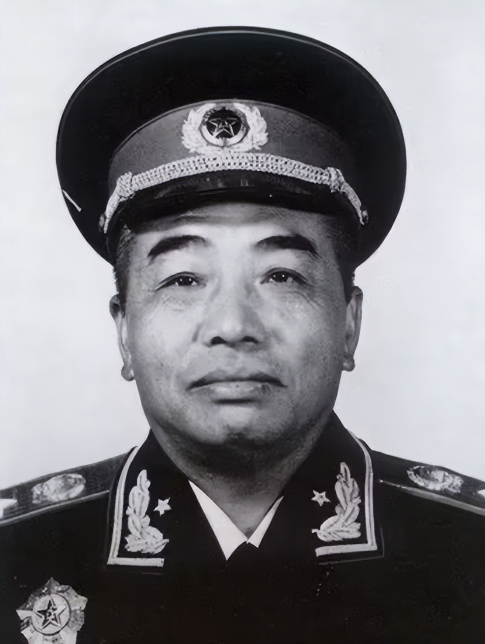 It is also playing "Peng Dehuai", comparing Dong Yong and Ding Yongdai ...