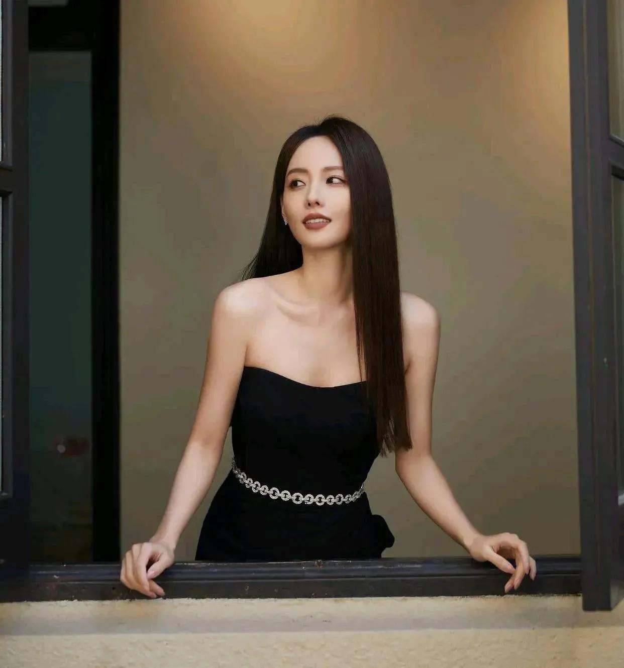 Zhang Jiani is wearing a black tube top dress, her aura is really eye ...