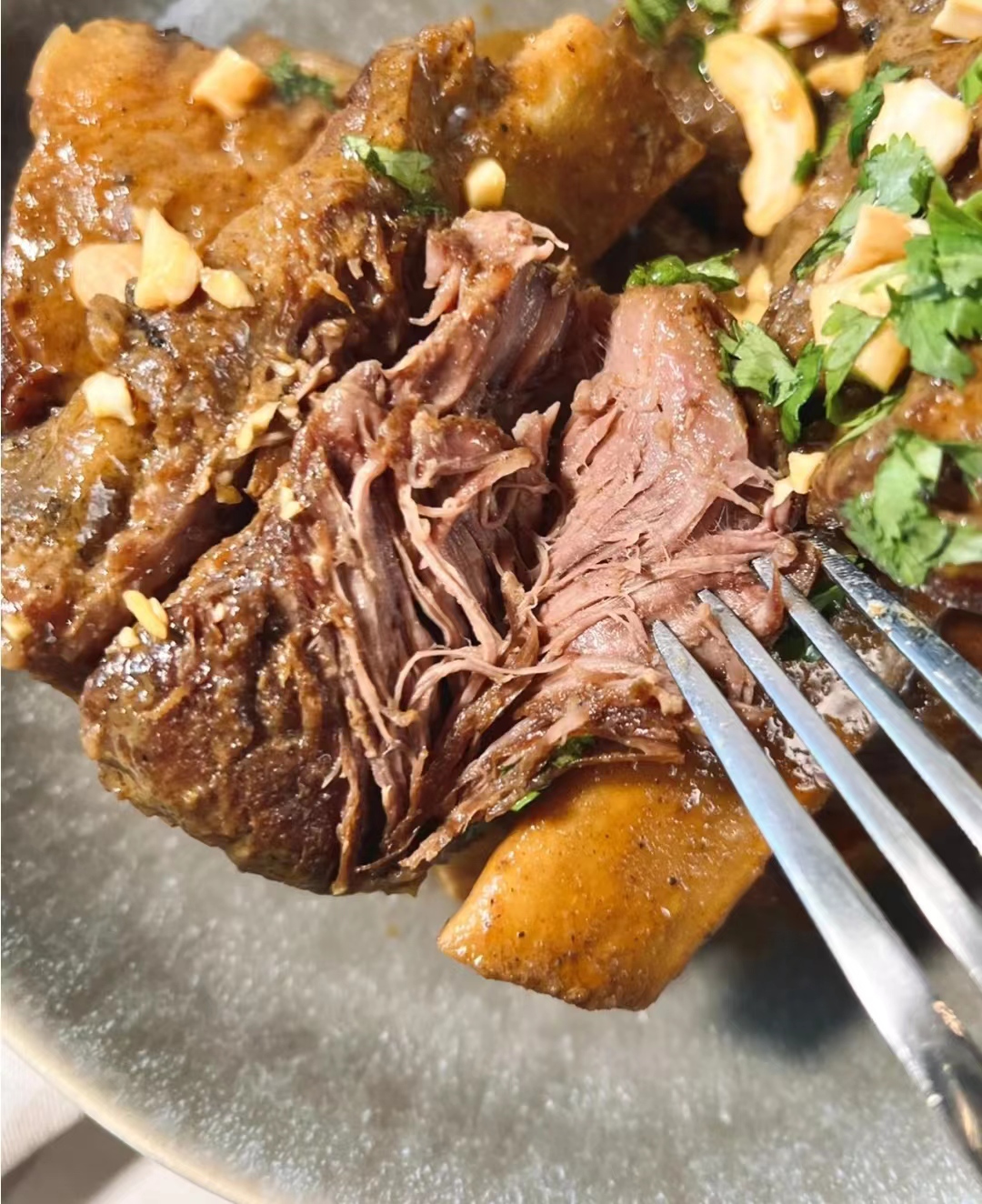 Thai Coconut Yellow Curry Stewed Cowboy Bone, Sweet and Soft - iNEWS