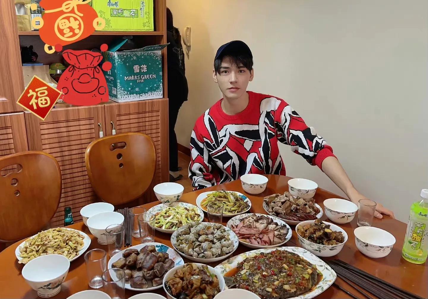 Celebrity New Year's Eve Dinner is out, Gong Jun shows off his cooking ...