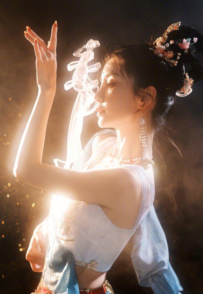 Angelababy Dunhuang goddess style photo dancing between light and shadow like the person in the ...