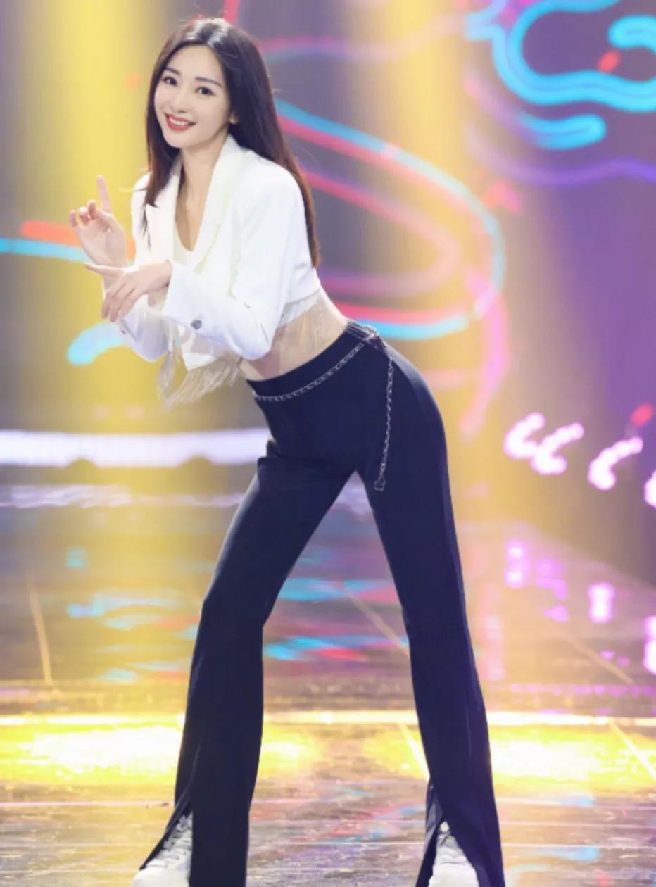 Liu Yan posted glamorous photos of participating in the variety show ...