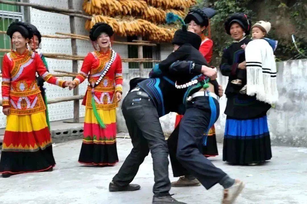 Kill pigs, smoke bacon, stuff sausages!Come to Yuexi to celebrate the Year of the Yi Nationality ...