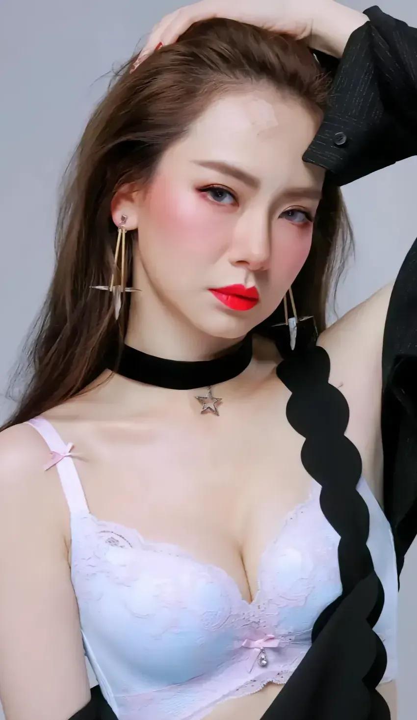 Star beauty picture Qi Wei - iNEWS