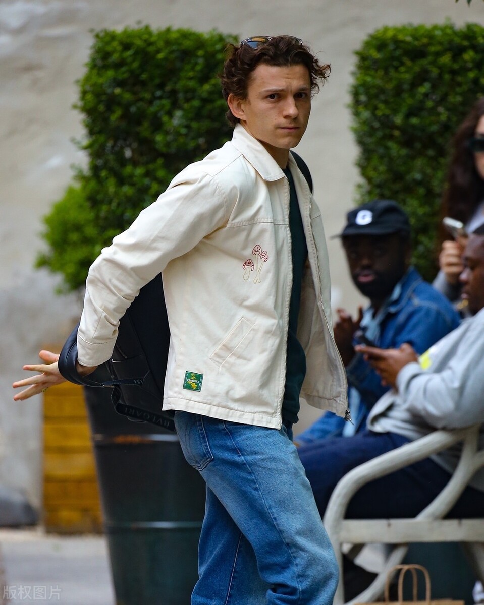 Superstars are so down-to-earth in private, Brother Nu rides a tram ...