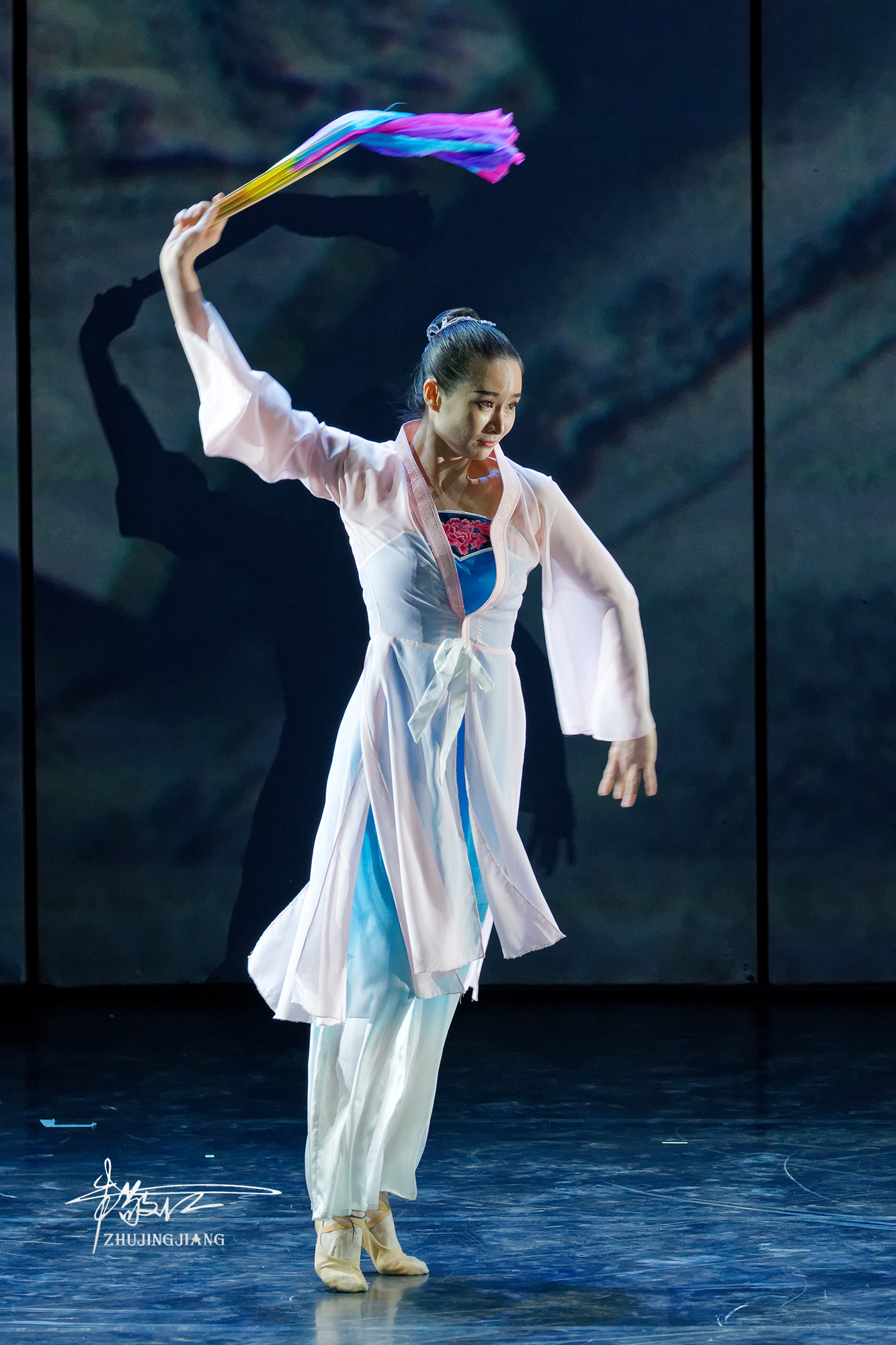 "Fan Dance Danqing" by young dancer Wang Yabin - iMedia