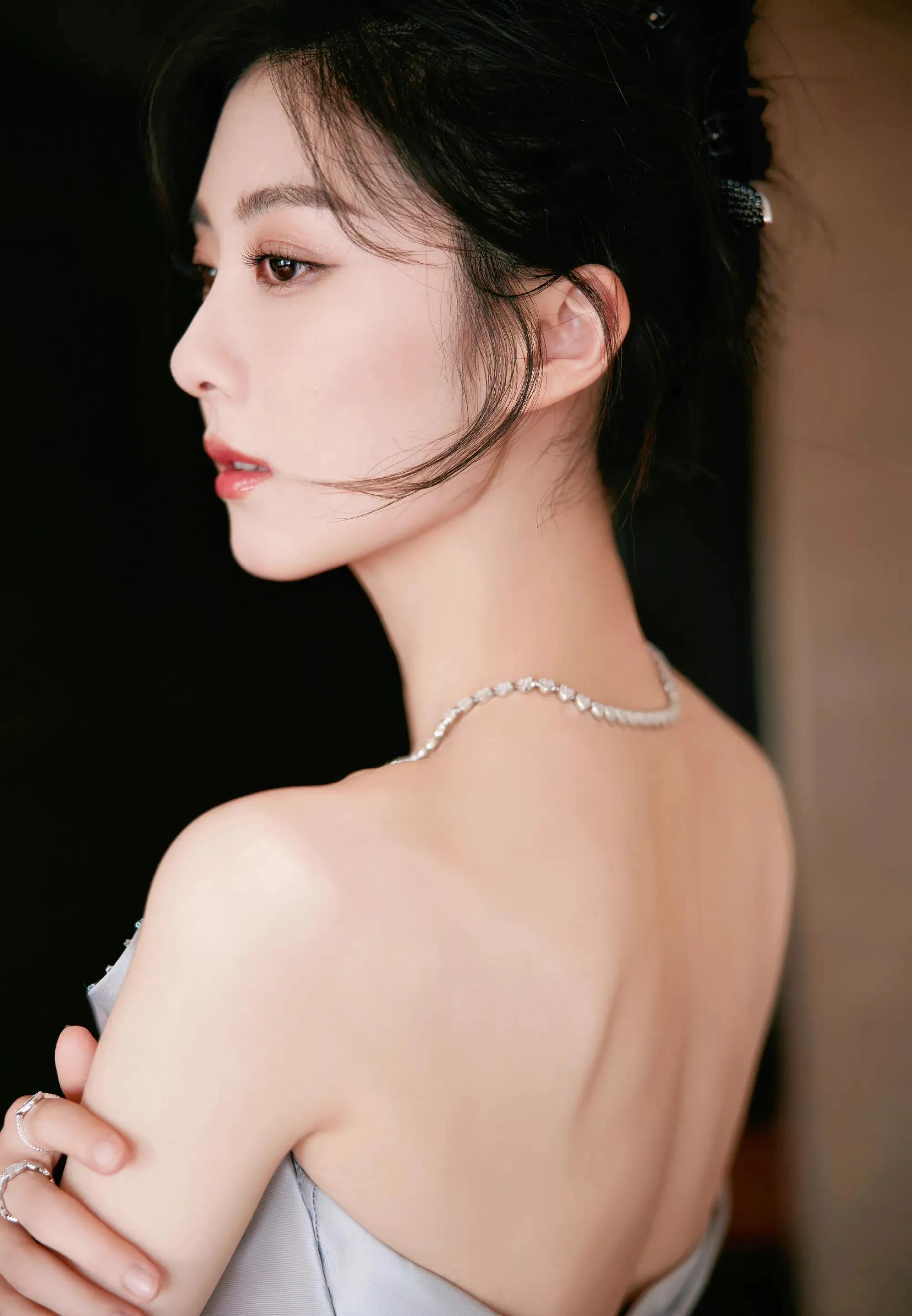 Beautiful actress Cao Feiran - iNEWS