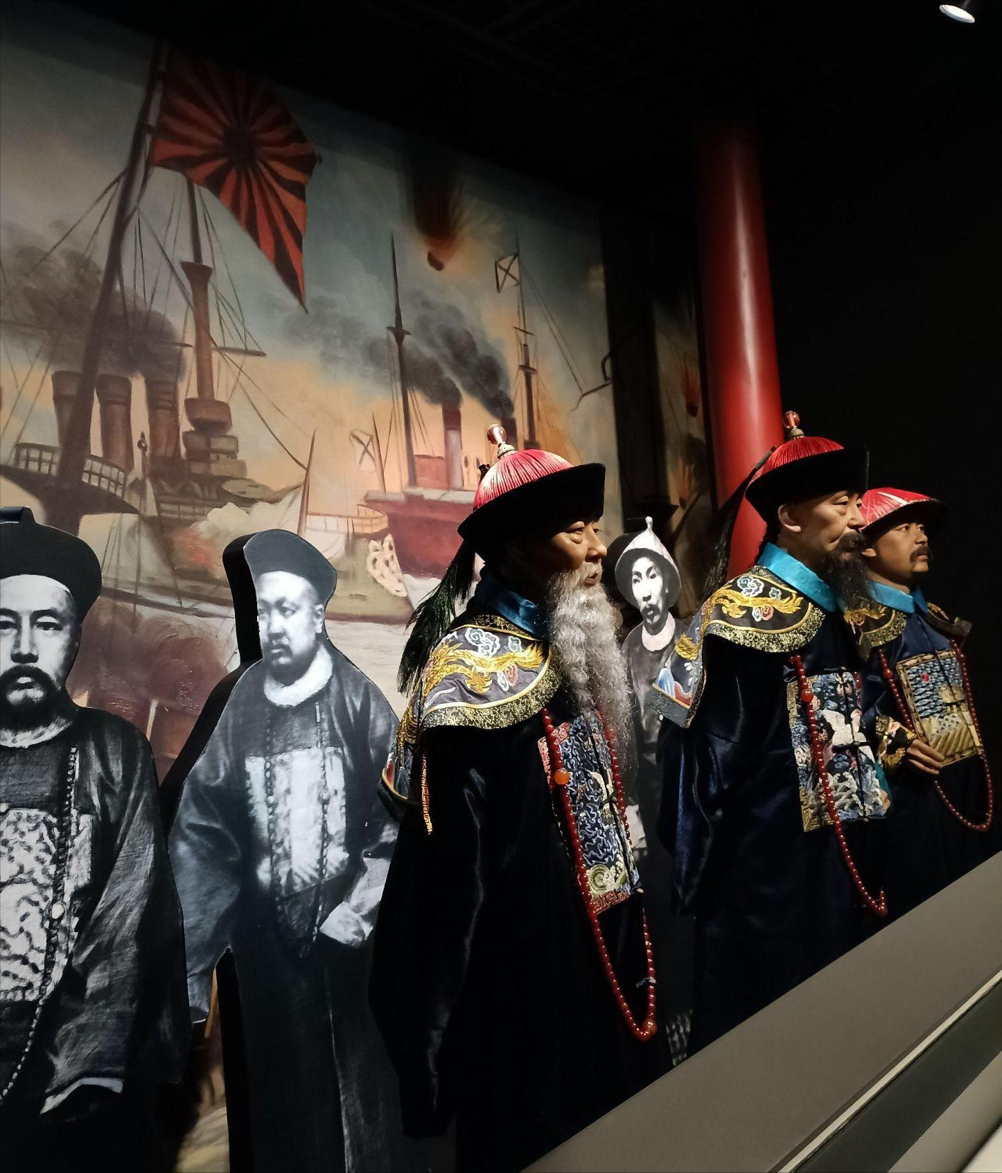 Why do Manchu official uniforms always make people feel so ...