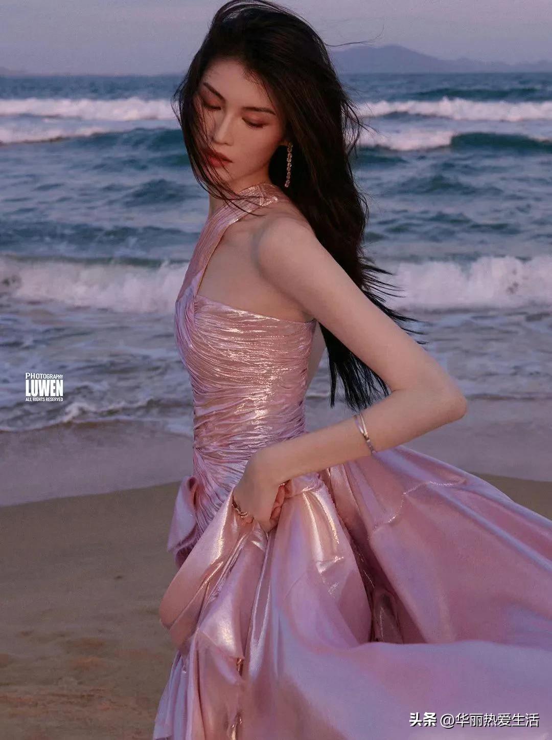 Supermodel He Sui is as beautiful as a mermaid swimming out of the sea ...