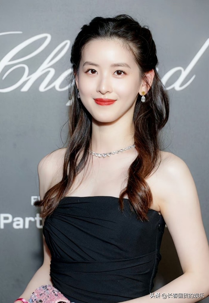 Zhang Zetian appeared at the Cannes dinner, wearing a tube top and ...