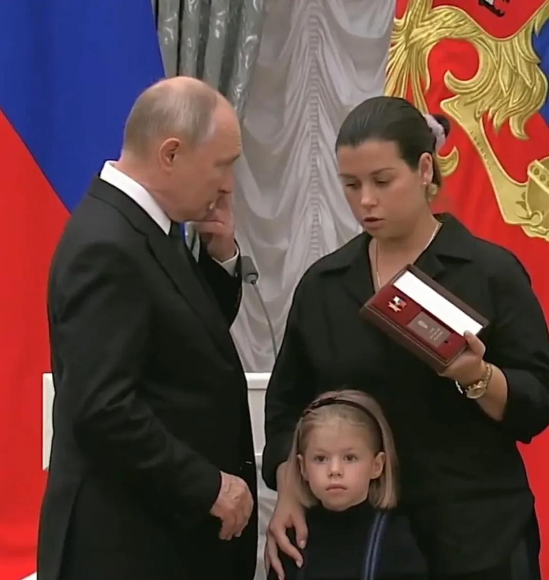 Putin awarded medals to the families of Russian soldiers who died in ...