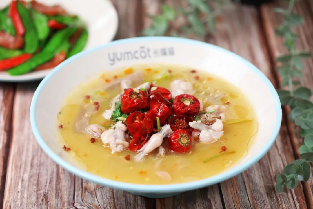 This tender meat, spicy and sour "Pickled Pepper Frog" is delicious to ...