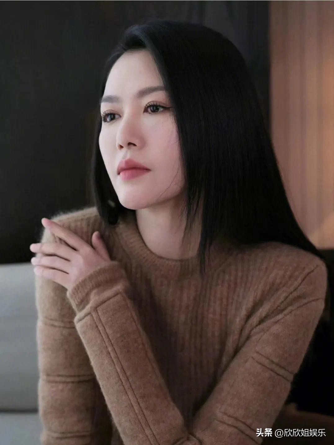 Female star Tan Weiwei - iNEWS