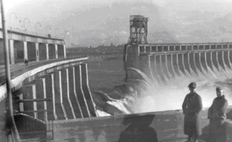 Exploding the dam of a hydropower station, using water instead of ...