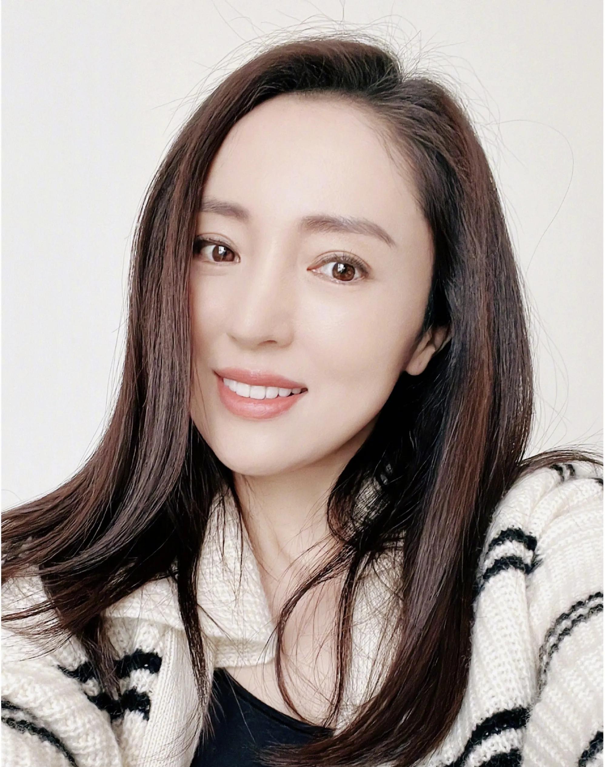 Photo of film and television actress Dong Xuan: Like a flower like a ...