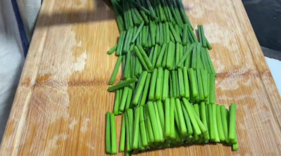 Have you ever eaten snail with leek moss like this?Spicy, delicious and ...