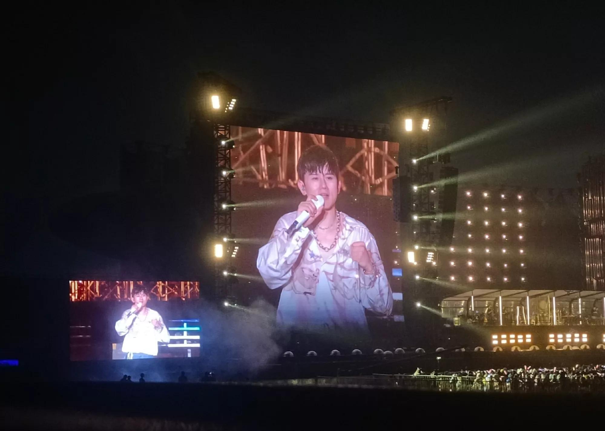 So hot! Zhang Jie kicked off the world tour concert and went to a ...