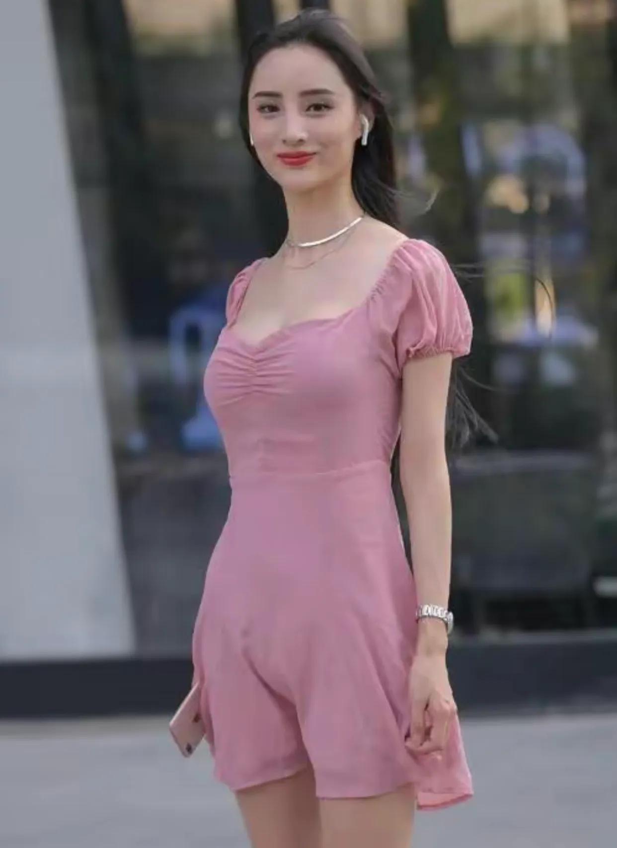 "China's No. 1 Car Model with Beautiful Legs" Wu Chunyi, a talented ...