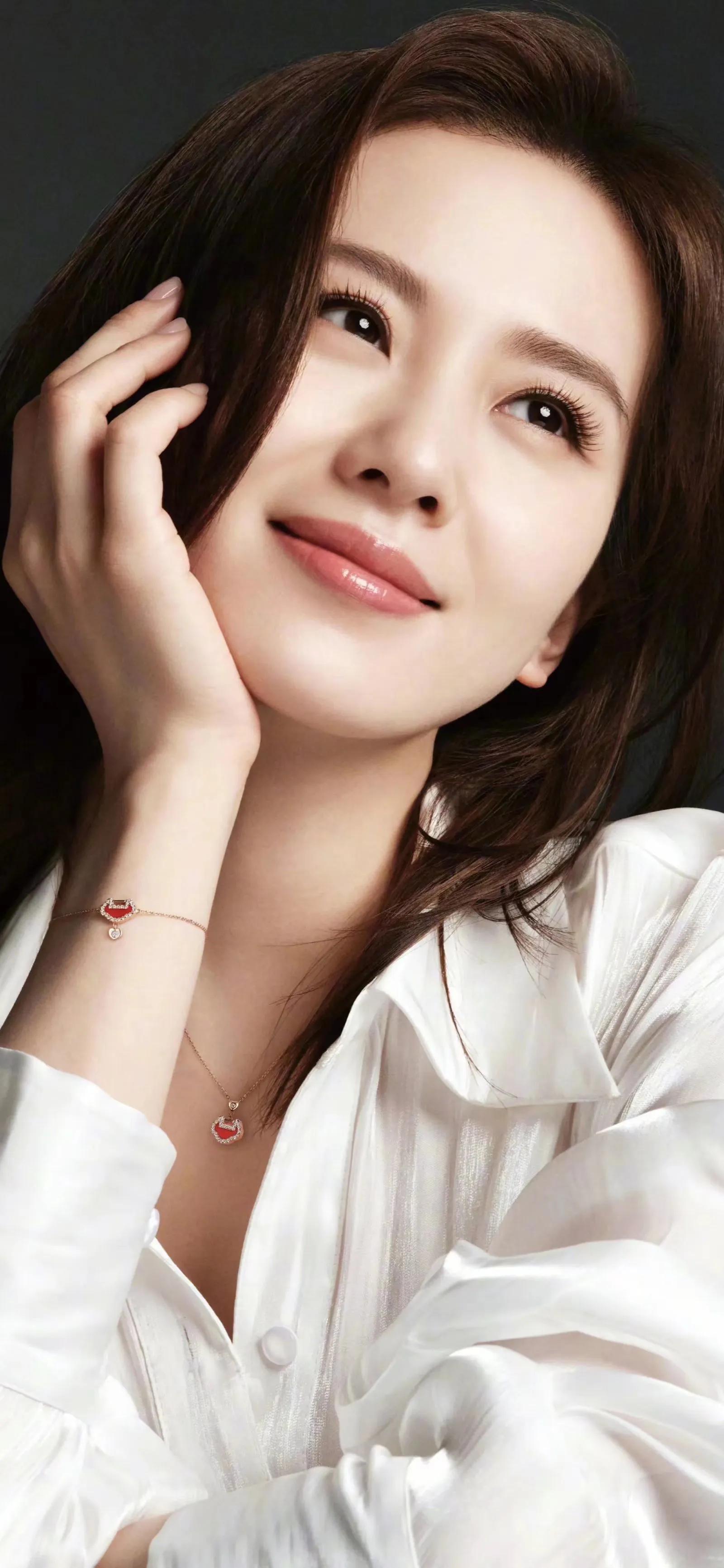 Beautiful female star wallpaper - iNEWS