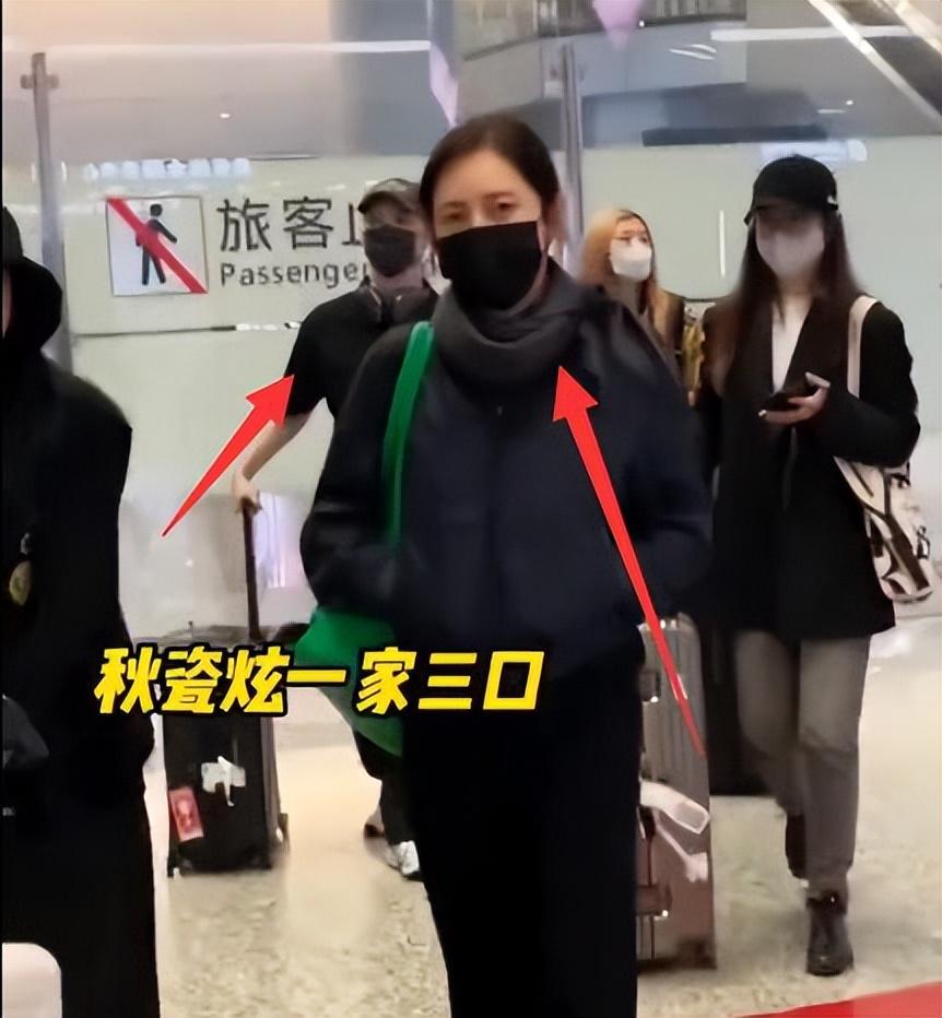 Yu Xiaoguang walked quickly with his son, Choo Ja Hyun followed with a ...