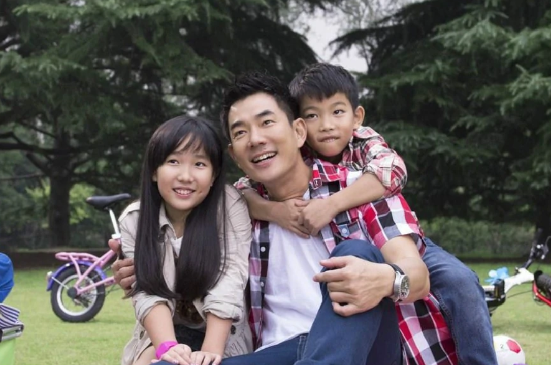 Ren Xianqi's wife, Chen Zeyu, spent a long time with him, and now the family of four is happy ...