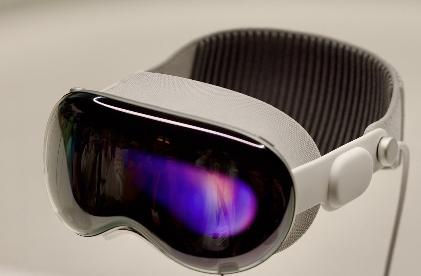 Apple's first head-mounted display product, the battery is made in ...