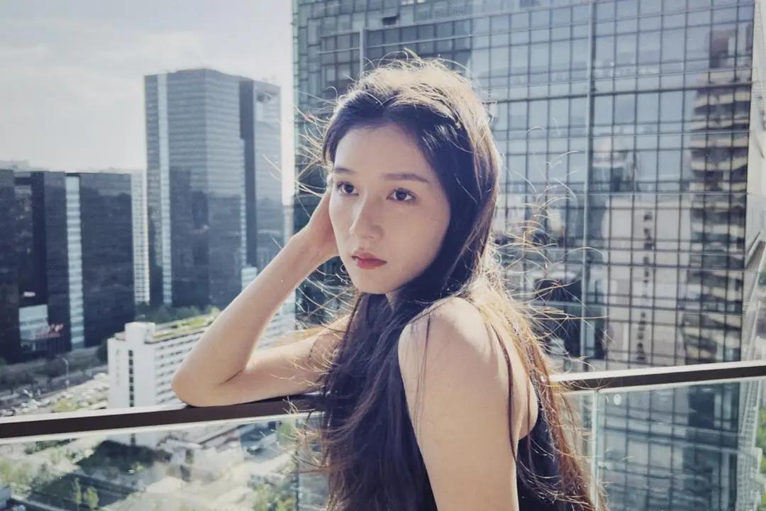 She is Chen Sicheng's girlfriend who is 21 years younger! Pretty and ...