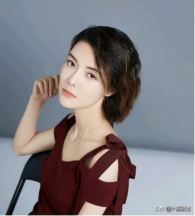 Che Xiao is more plump after marriage, wearing a lace dress with half ...