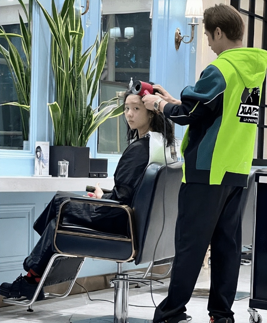 Huang Lei's Daughter Duoduo's Barber Shop Was Suspected of Dyeing Cool ...