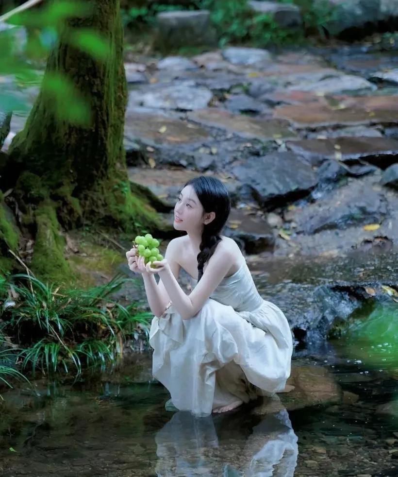 Beauty photo: Jungle art photo of a pure girl in Luosha long skirt ...