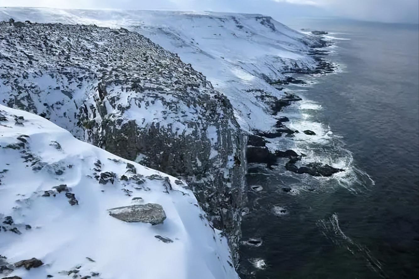 The loneliest island, no one can be seen in a radius of 3,000 ...