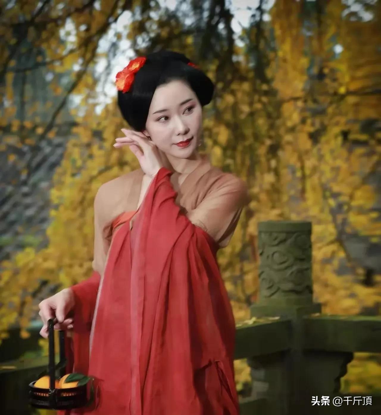 Luo Yichen is in love with charming rhythm, and Qulan tenderly looks ...