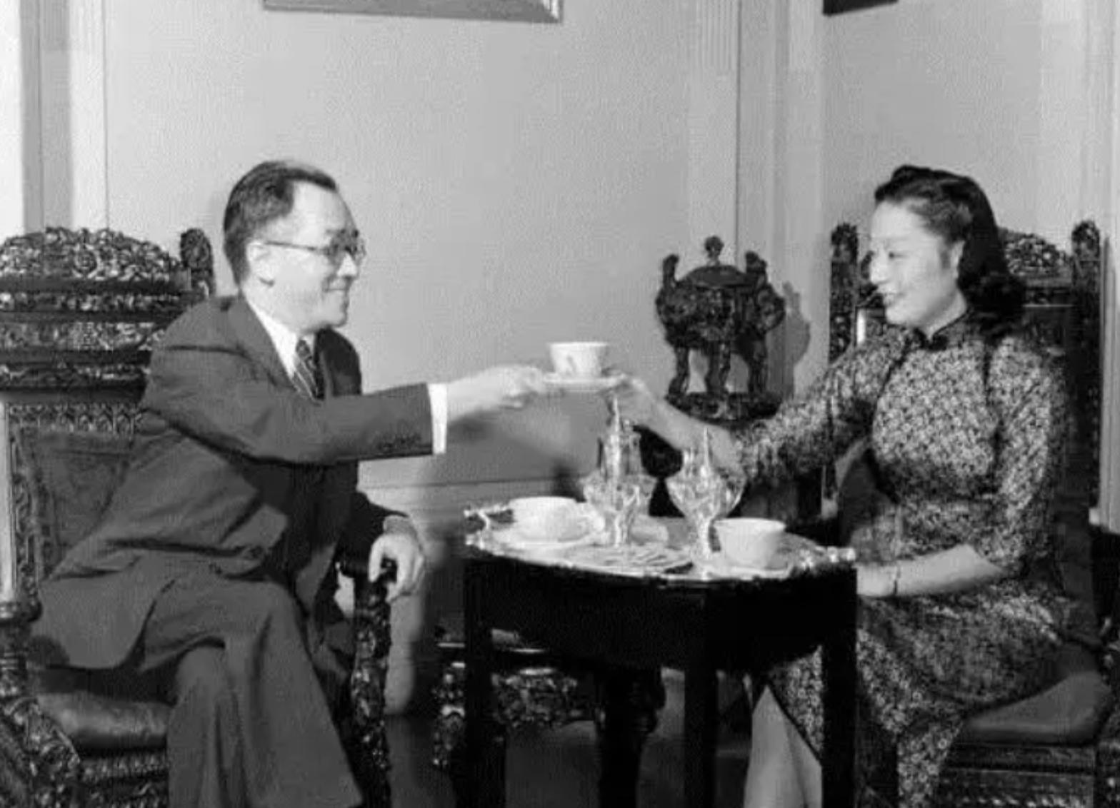 Hu Shi lived in Hangzhou for a while, accompanied by his 21-year-old cousin, Xu Zhimo: There ...