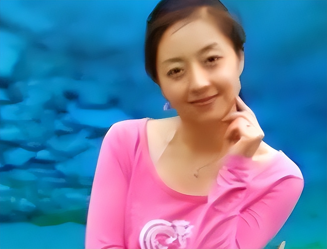 2015年，主持人佟瑤因酒後內急獨自走向草叢，20分鐘後意外身亡 - 資訊咖