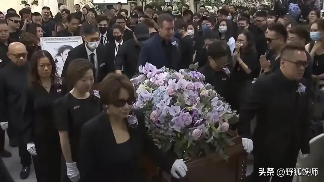 Coco Lee was cremated and went to the funeral. The two older sisters ...