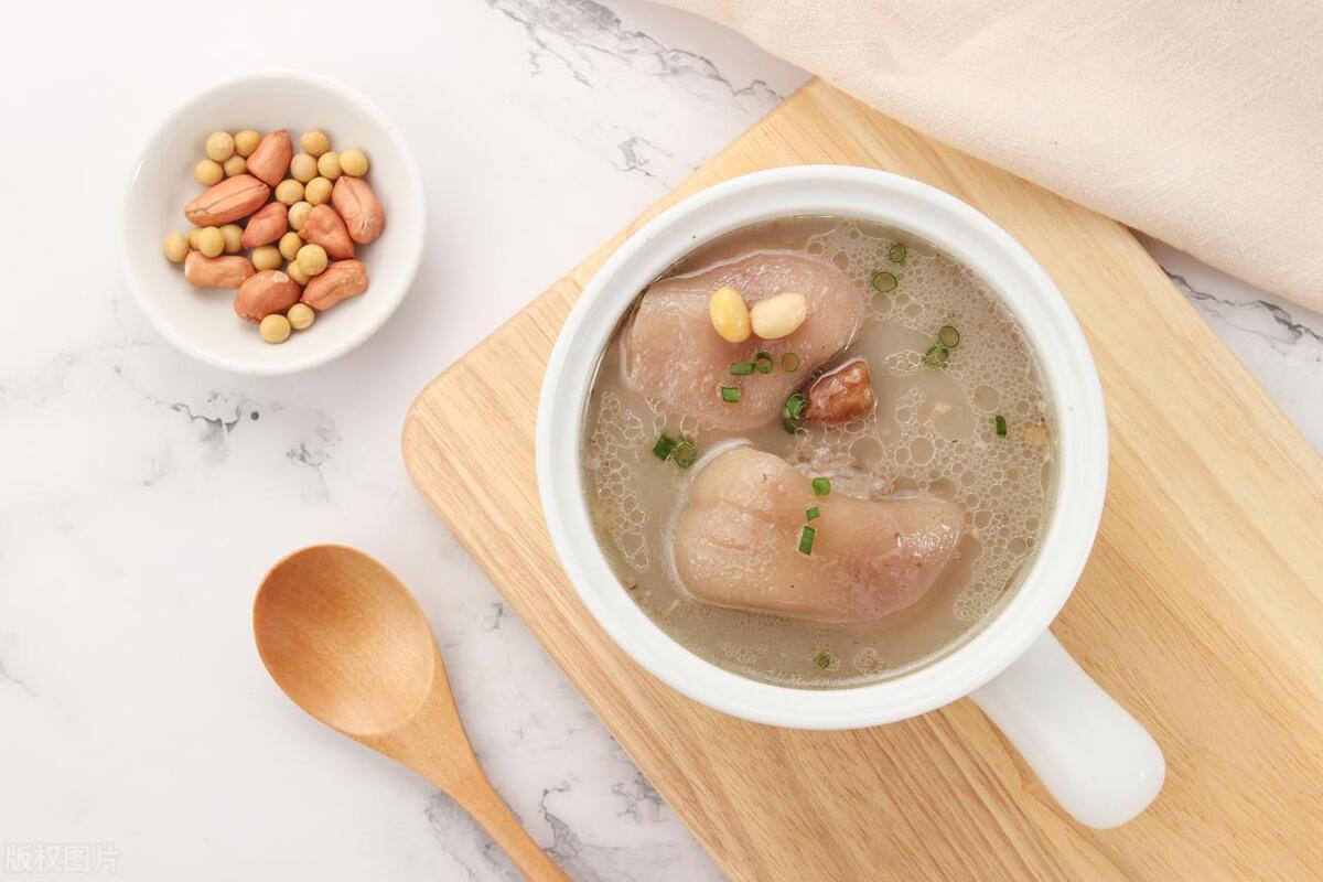 Peanut hoof flower soup is a delicious traditional soup with rich taste ...