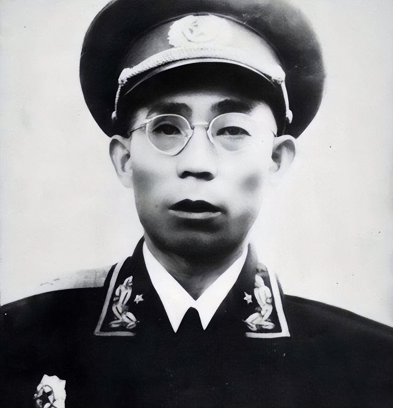 Major General Li Wenqing returned to his hometown, his ex-wife knelt ...