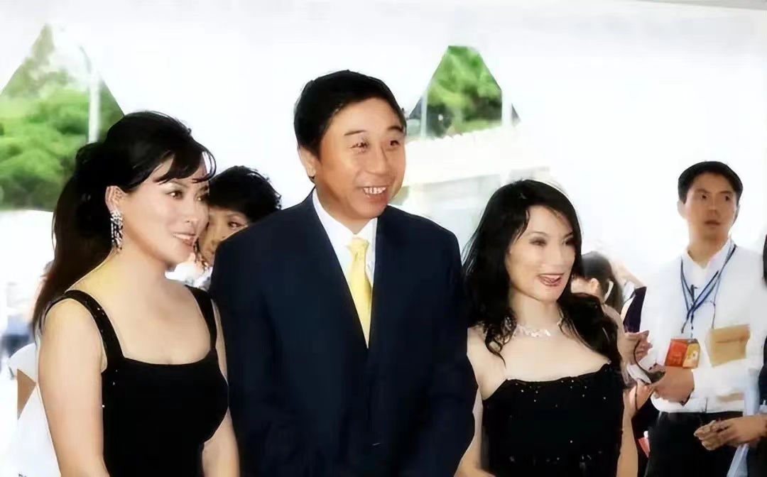 The woman behind Feng Gong turns out to be the one we are familiar with ...